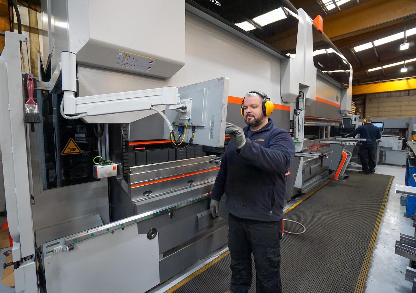 NEW PRESSES MAKE GREAT IMPRESSION AT ECON ENGINEERING - Sheet Metal ...